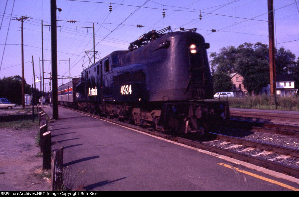Amtrak GG1 4934 southbound